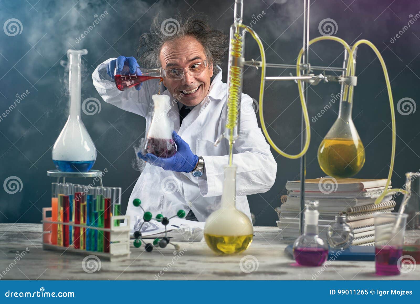 Químico Loco Que Hace El Experimento Imagen de archivo - Imagen de ...