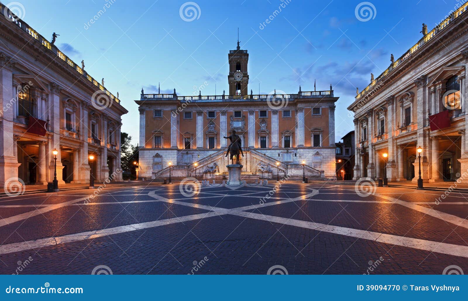 Quadrat-Kopfstein-Aufstieg Roms Capitoline Stockfoto - Bild von ...