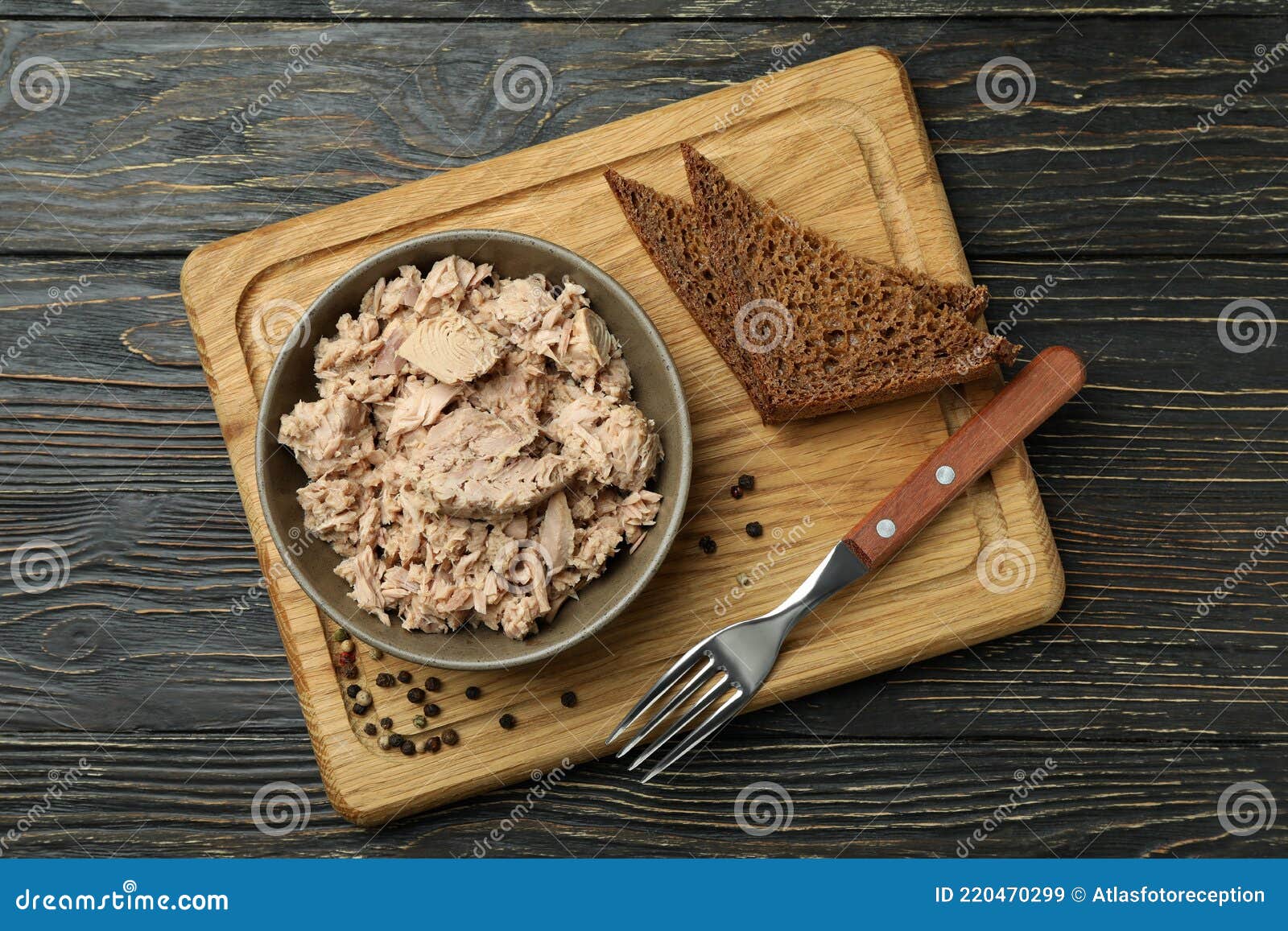 Quadro Com Prato De Atum Enlatado Sobre Fundo De Madeira Imagem de ...