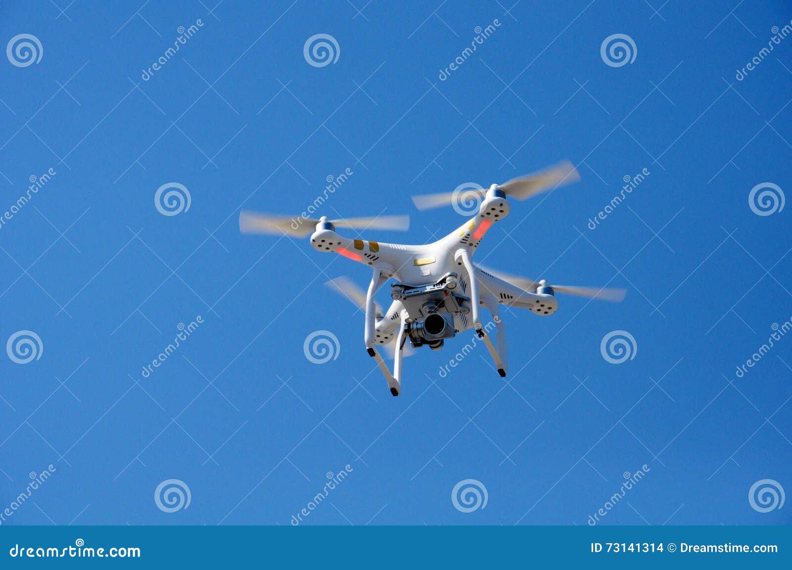 Quadrocopter in der Luft stockfoto. Bild von technologie - 73141314
