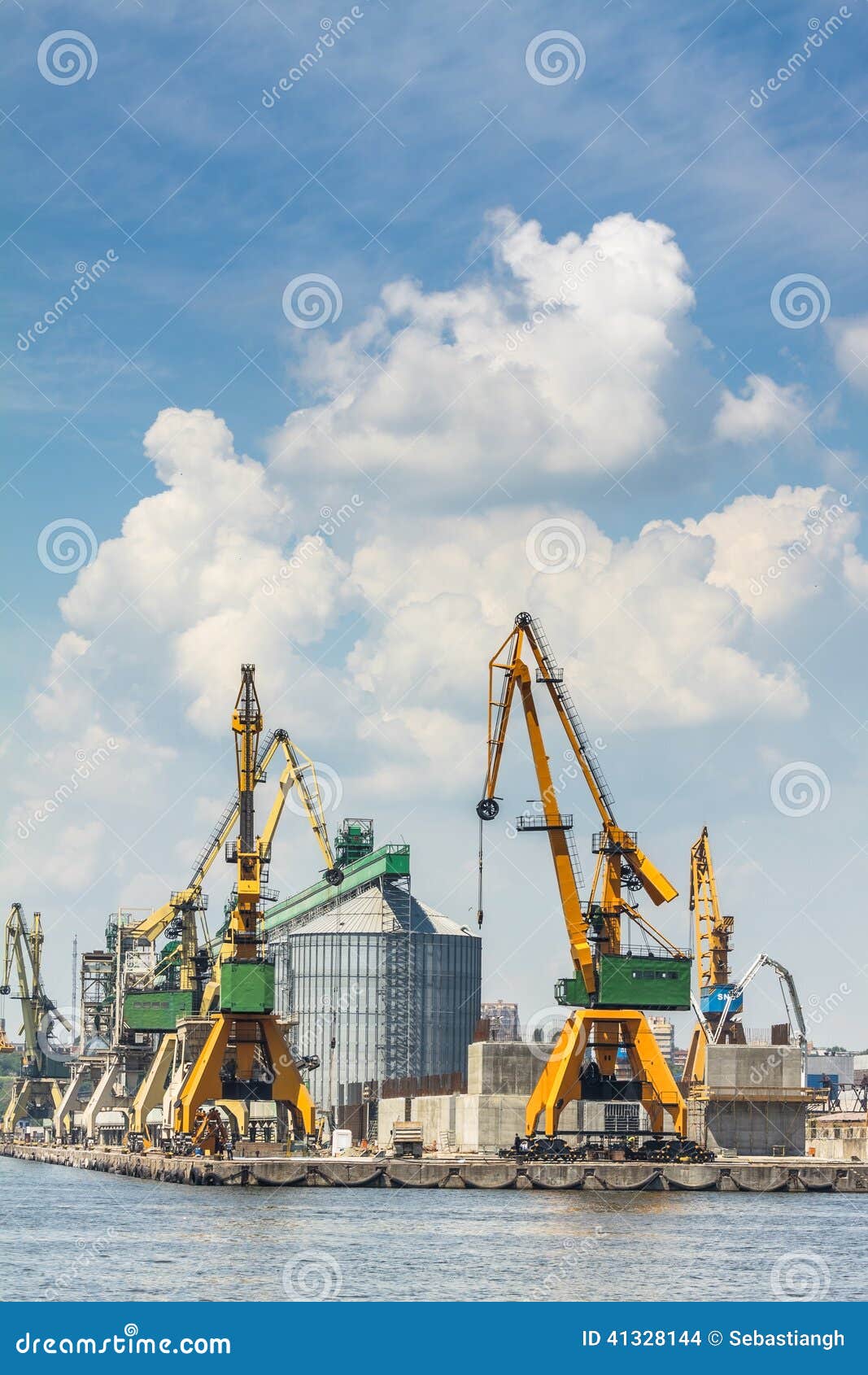 Quai industriel de port image stock éditorial. Image du exportation ...