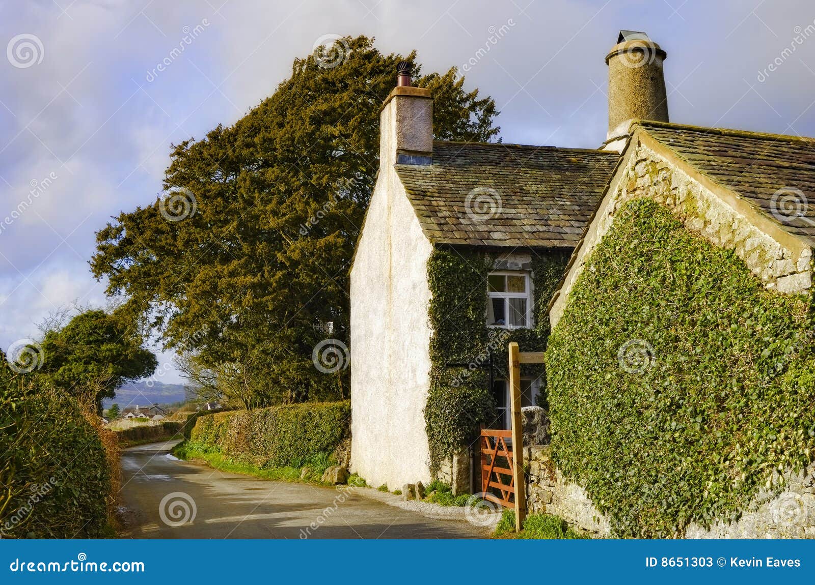 Quaint English Country Cottage Stock Image - Image of land, chimney ...