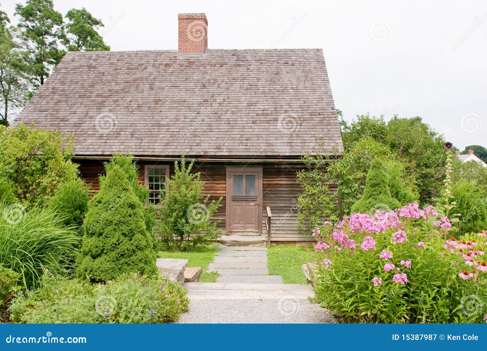 Quaint house landscaping stock image. Image of england - 15387987