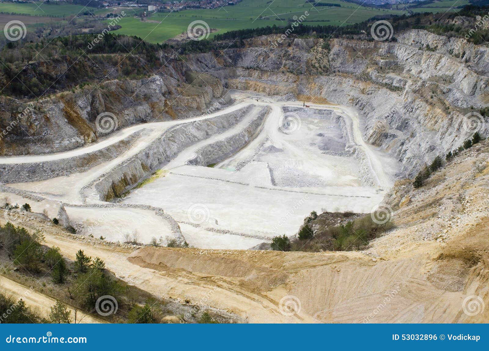 Quarry foto de stock. Imagem de profundamente, florestal - 53032896