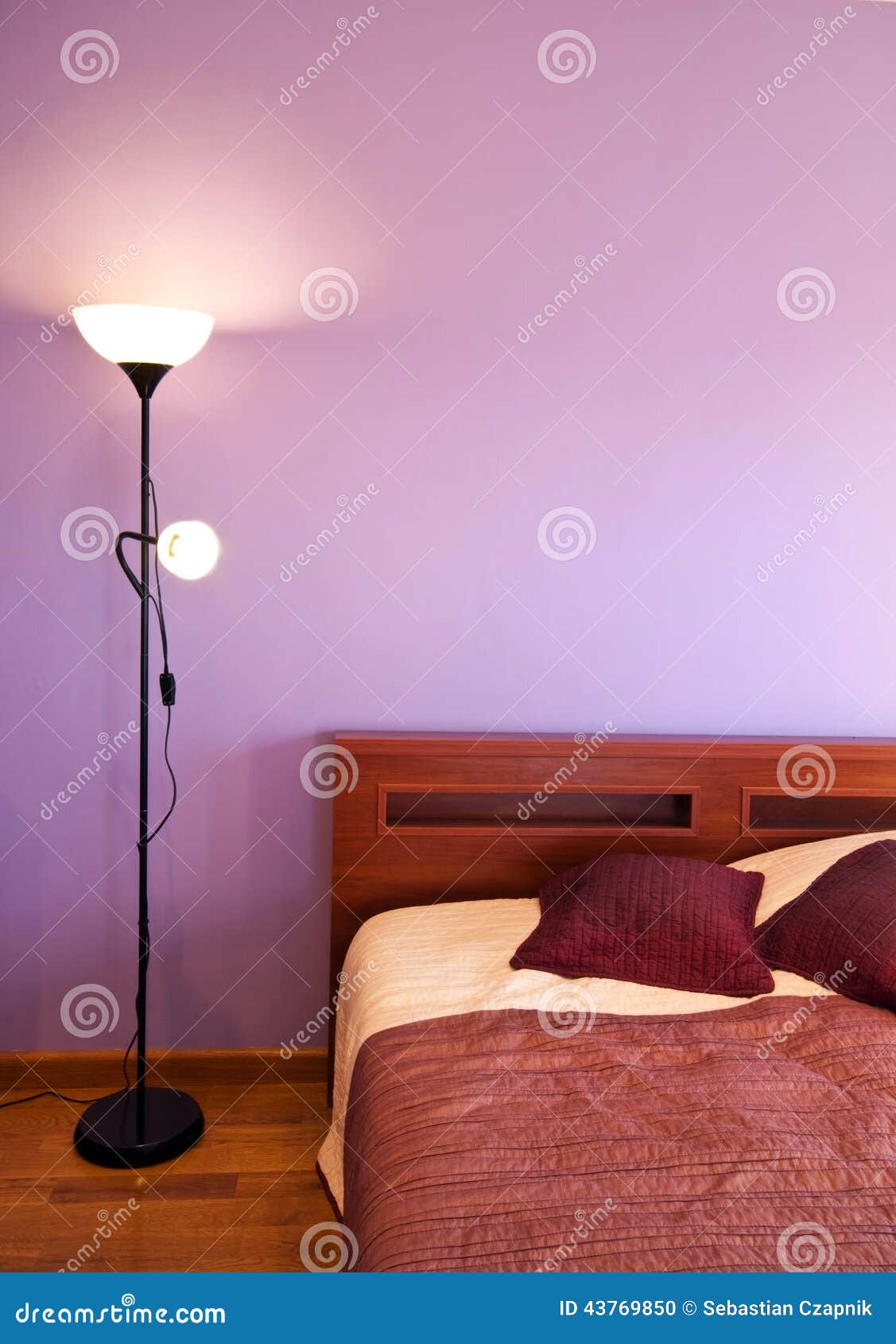 Quarto com parede roxa foto de stock. Imagem de casa - 43769850