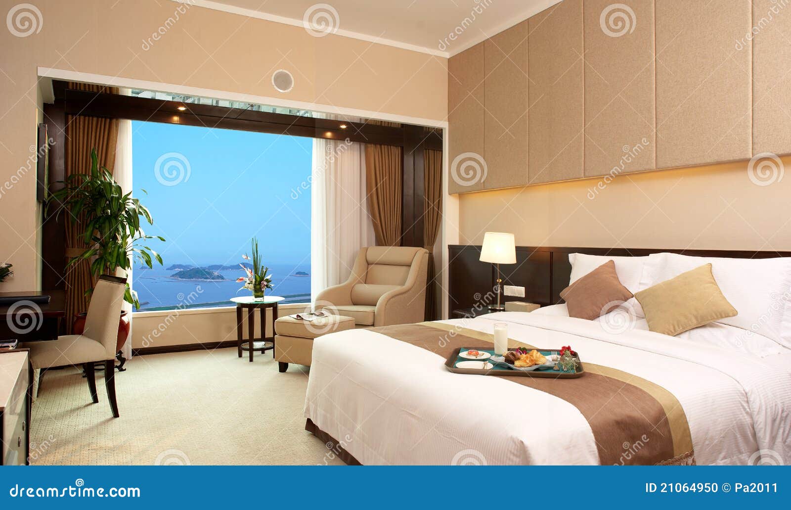 Quarto da cama do hotel foto de stock. Imagem de elegância - 21064950