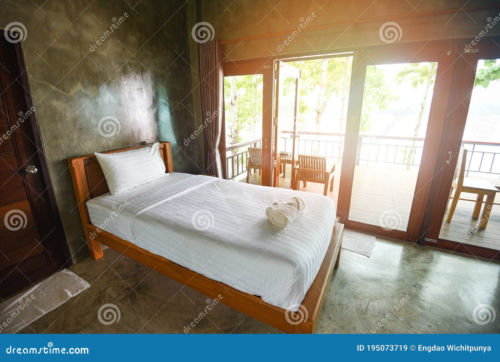 Quarto Interior De Design Branco E De Cama De Madeira Quarto Matinal ...