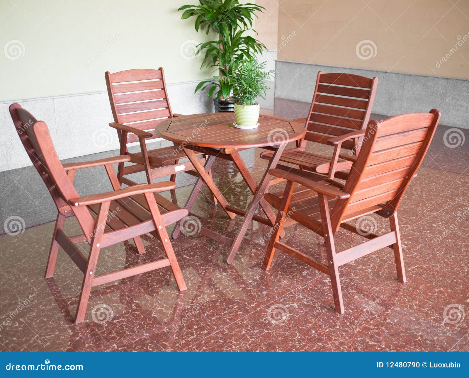 Quarto Reservado Com Tabela E Cadeiras Foto de Stock - Imagem de folha ...