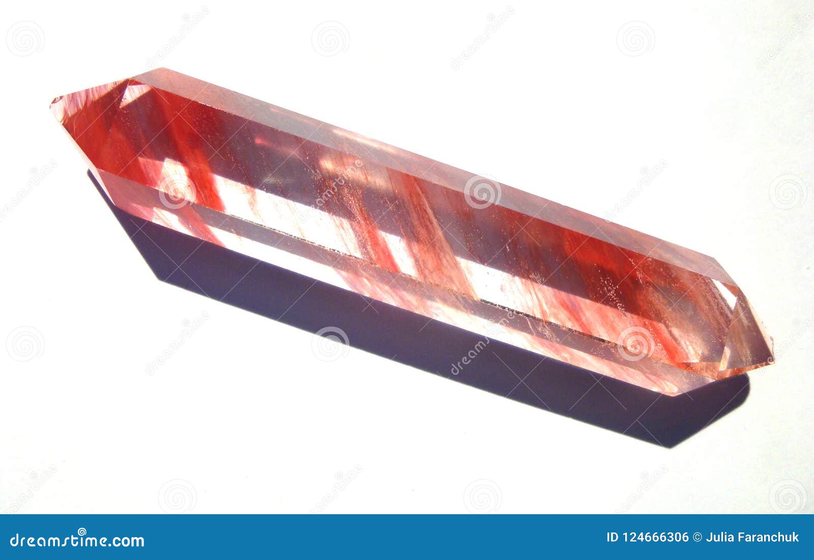 Quartz Crystal Gemstone Transparent Avec Les Filets Rouges Photo stock ...