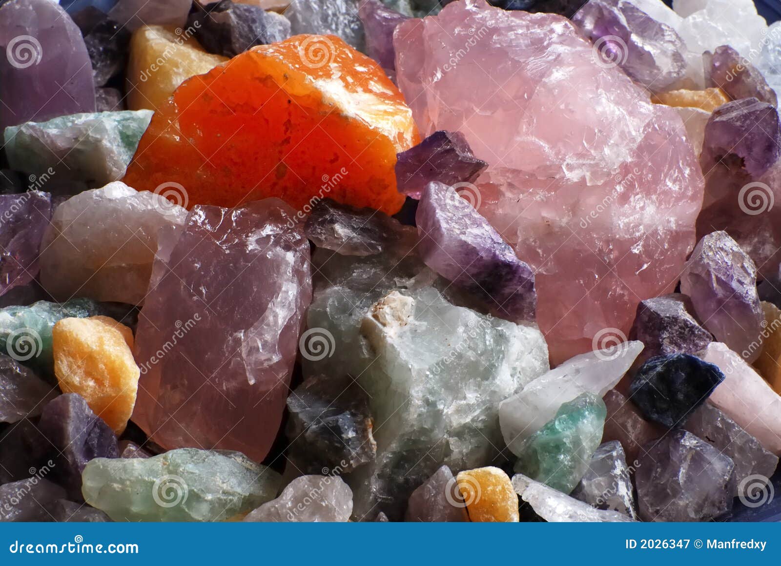 Quartz De Rose Et D'autres Cristaux Image stock - Image du pierre ...