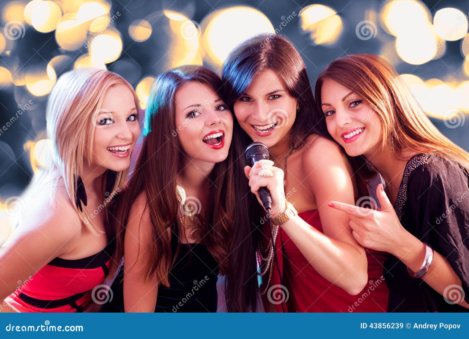 Quatre Belles Filles Chantant Le Karaoke Image stock - Image du amis ...