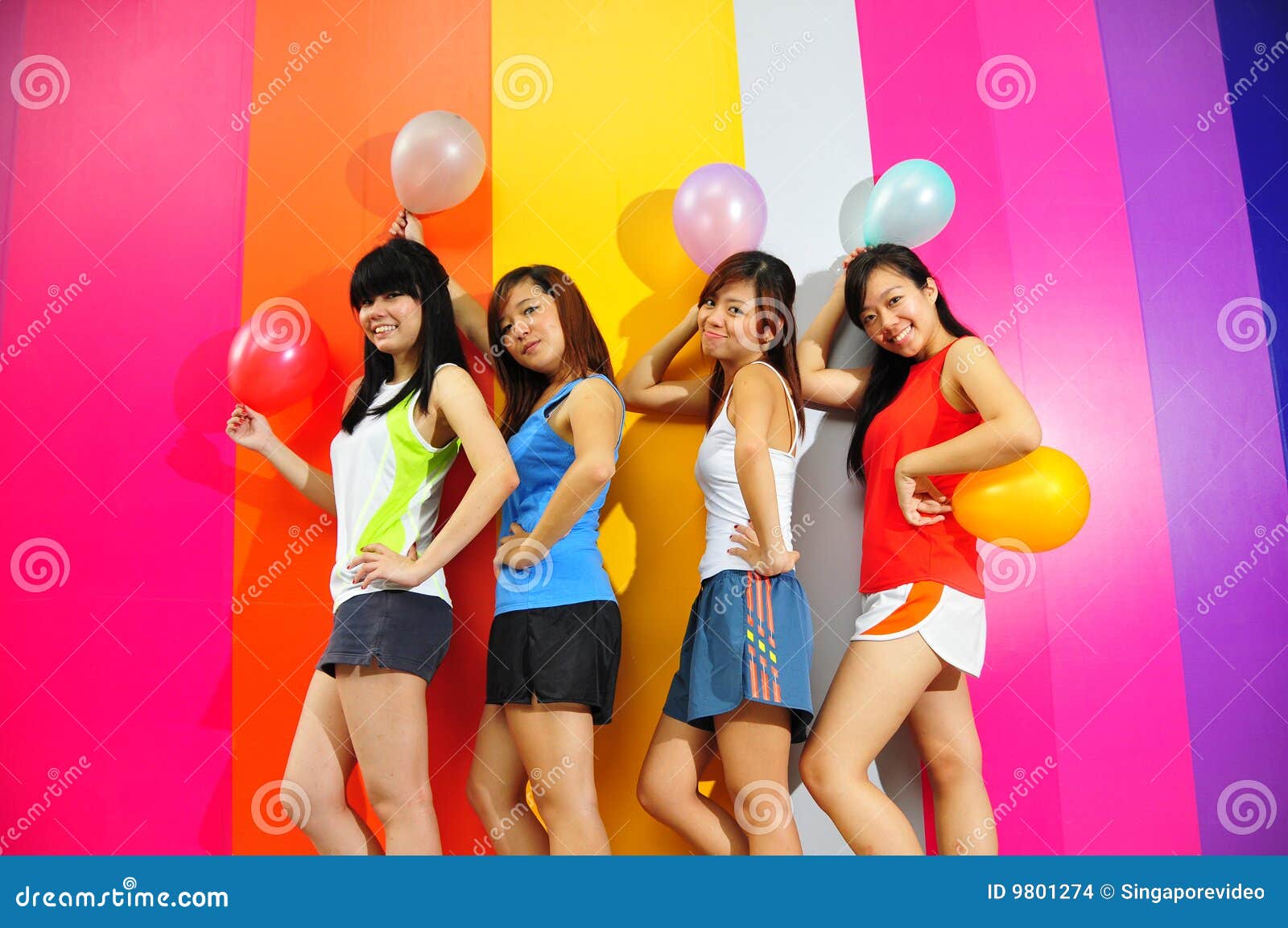 Quatro amigas bonitas foto de stock. Imagem de simples - 9801274