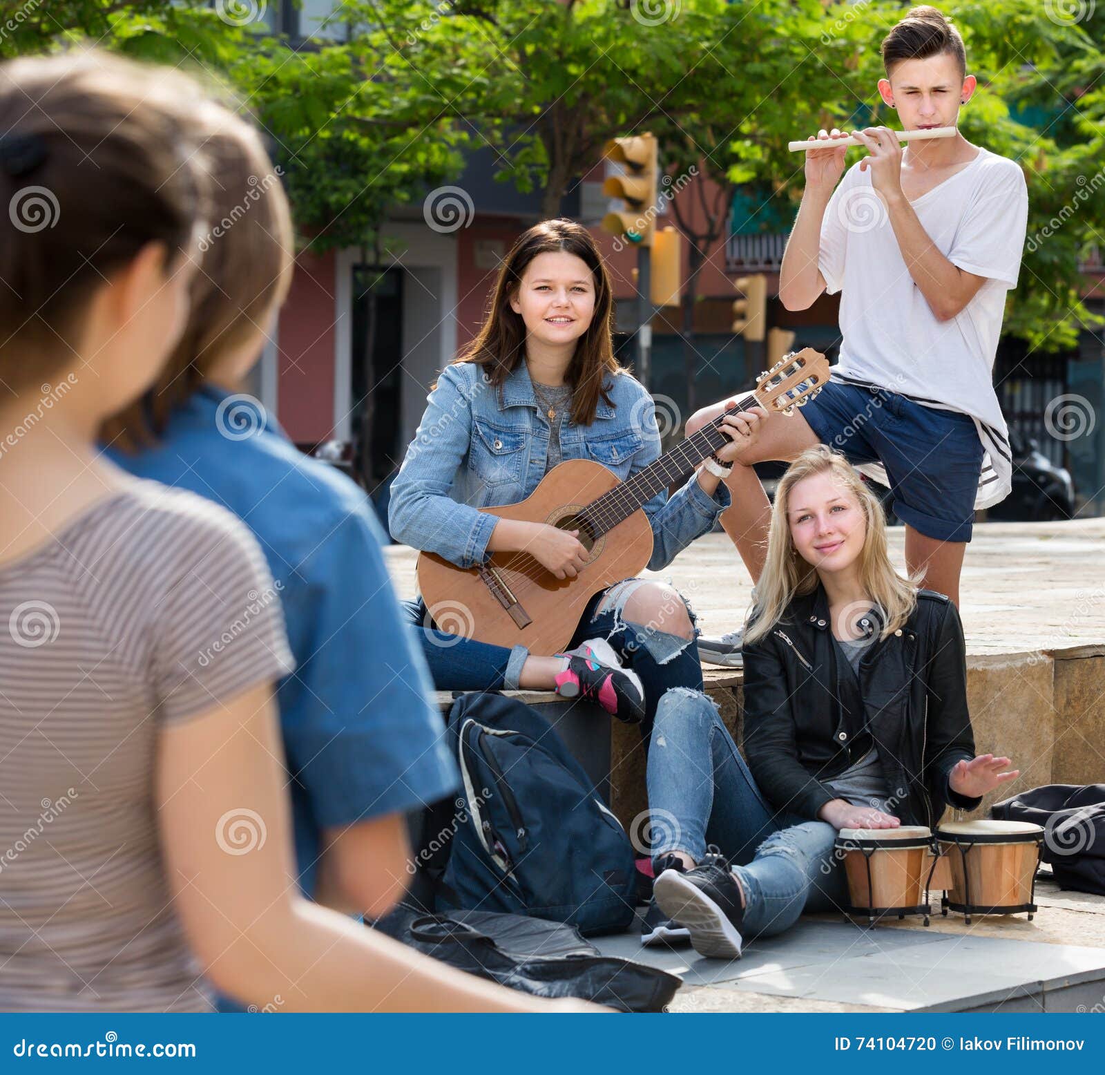 Quatro Amigos Alegres Com Instrumentos Musicais Foto de Stock - Imagem ...