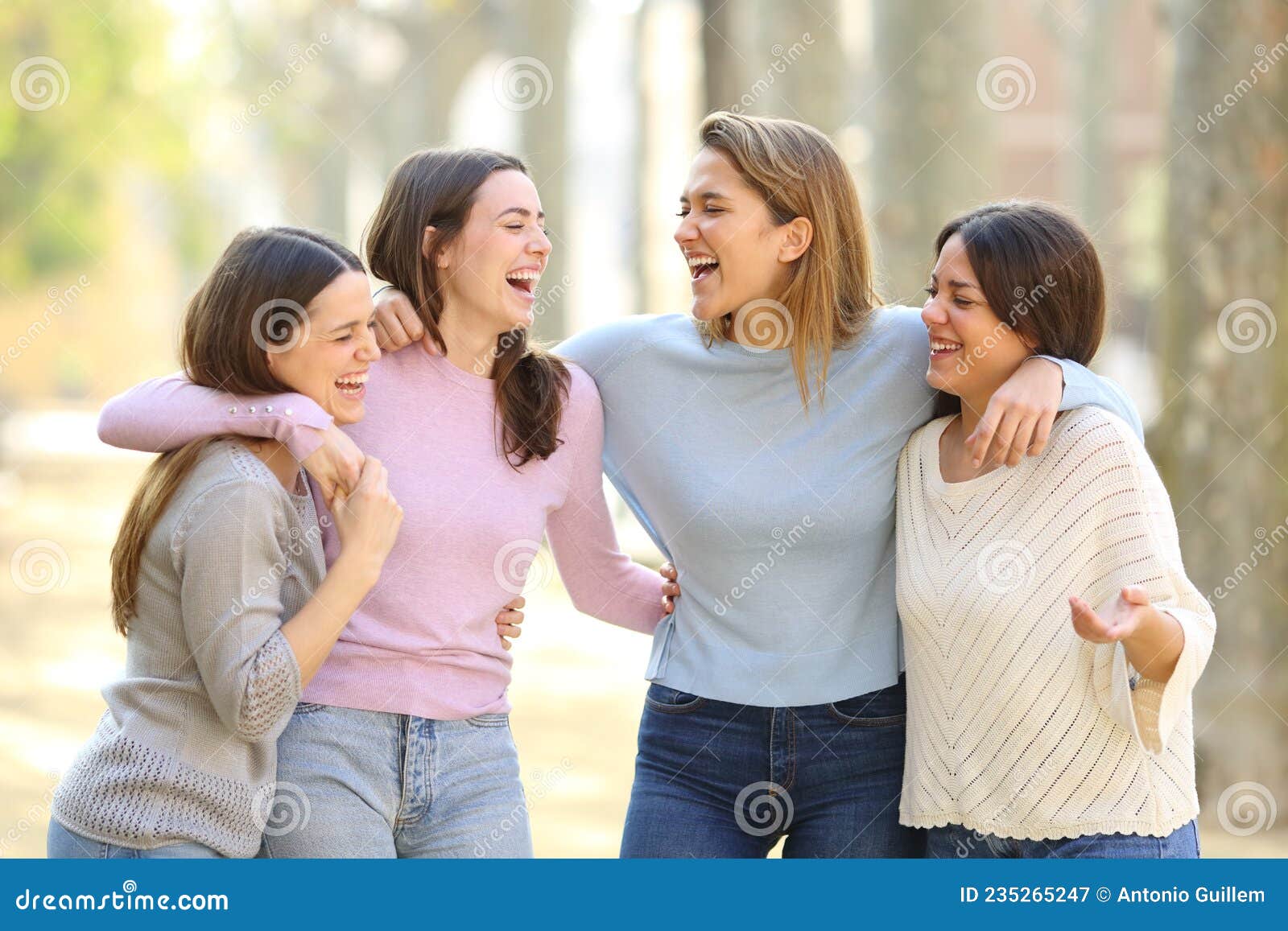 Quatro Amigos Felizes Rindo Na Rua Imagem de Stock - Imagem de apreciar ...