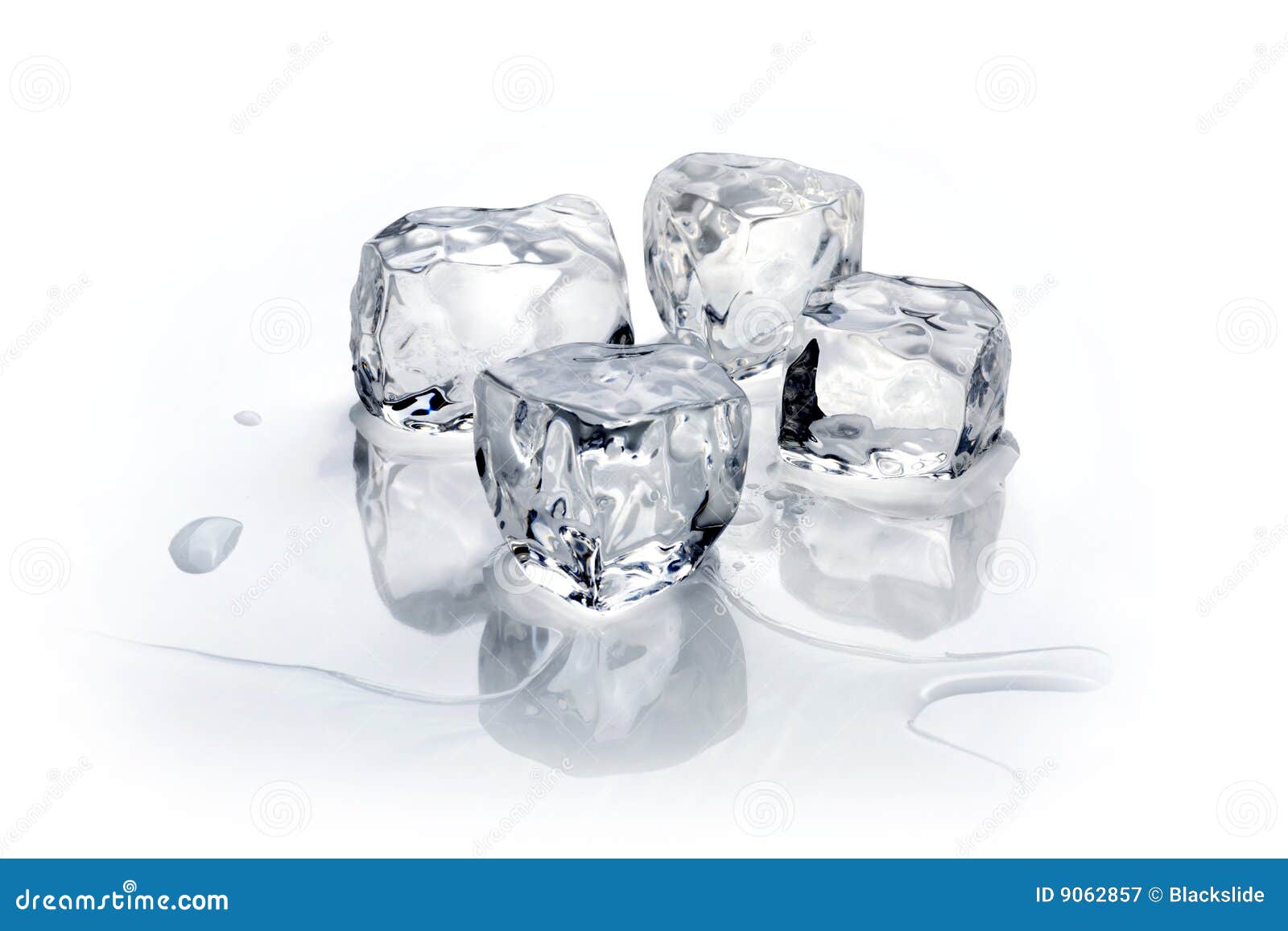Quatro cubos de gelo imagem de stock. Imagem de refrescar - 9062857