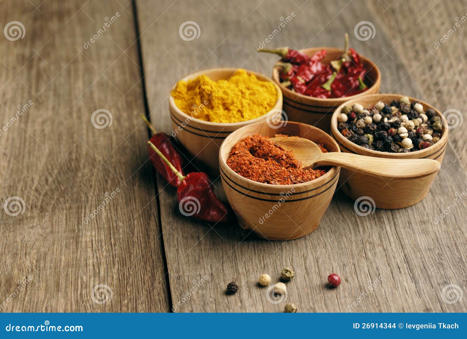 Quatro tipos dos temperos foto de stock. Imagem de gourmet - 26914344