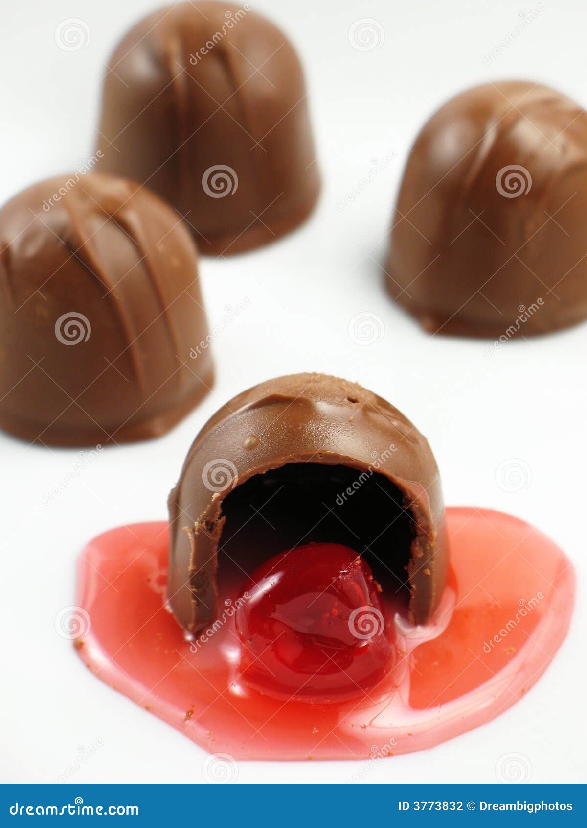 Quattro ciliege cordiali fotografia stock. Immagine di ciliegia - 3773832