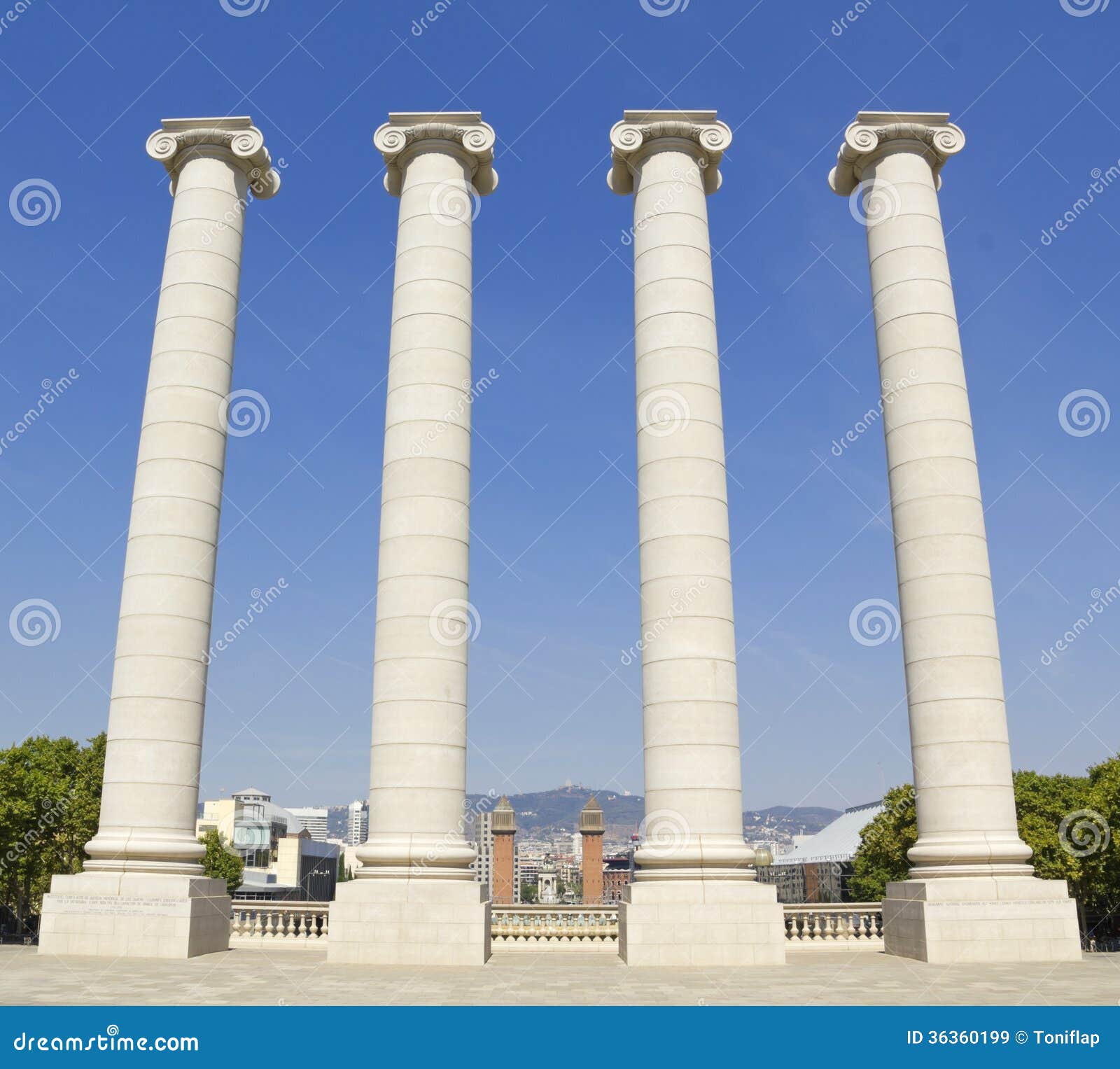 Quattro Colonne Bianche, Barcellona Immagine Stock - Immagine di segno ...