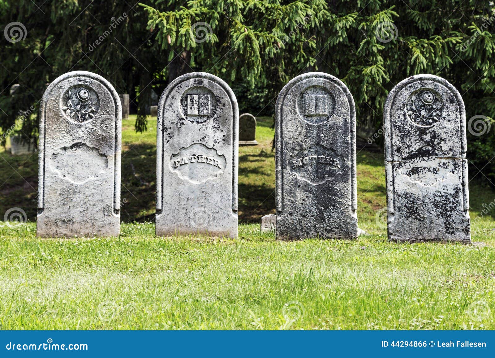 Quattro lapidi antiche fotografia stock. Immagine di tomba - 44294866