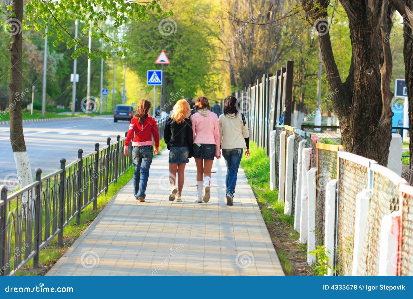 Quattro Ragazze Che Camminano Lungo La Via Fotografia Stock Editoriale ...