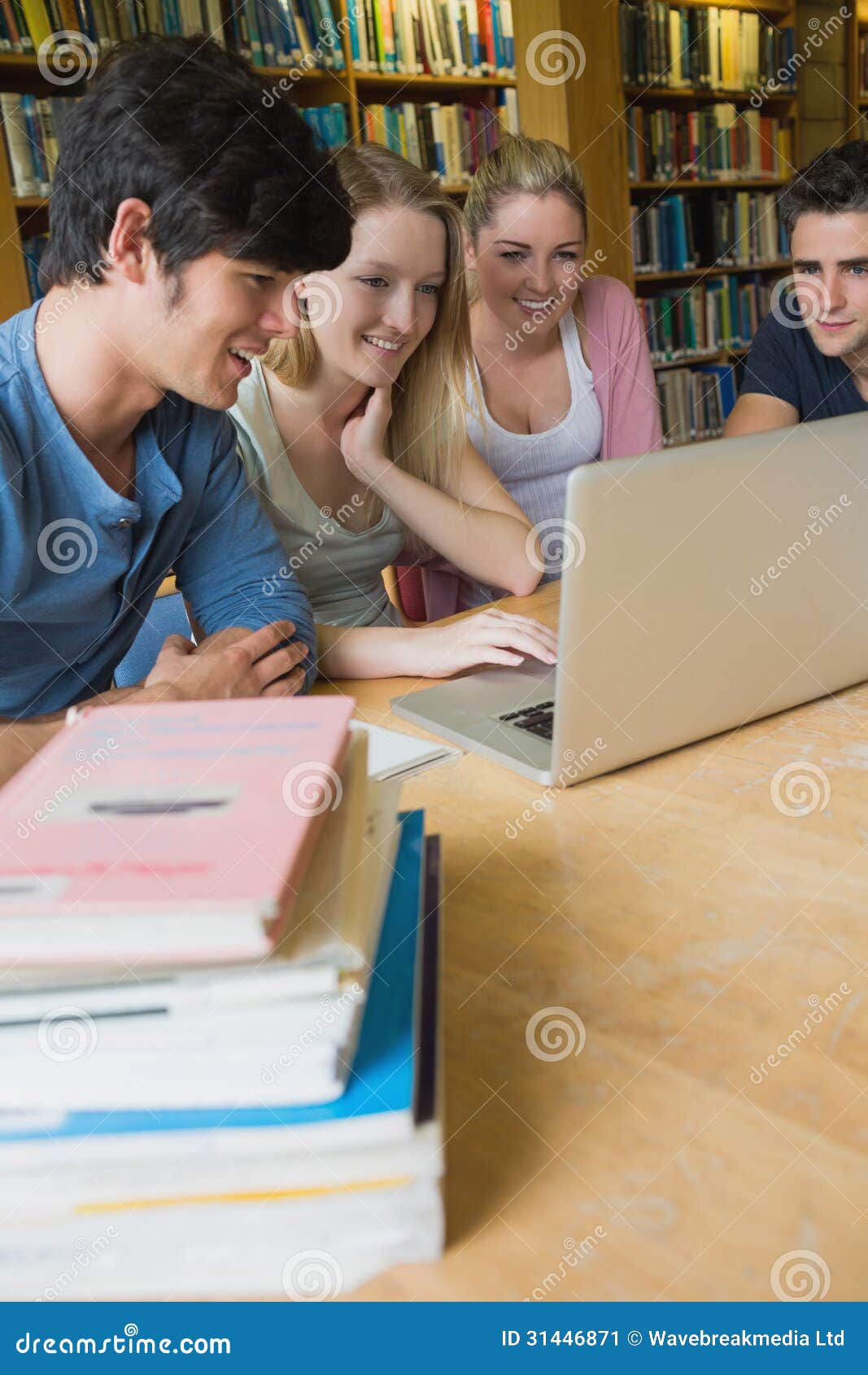 Quattro Studenti Che Studiano in Una Biblioteca Immagine Stock ...