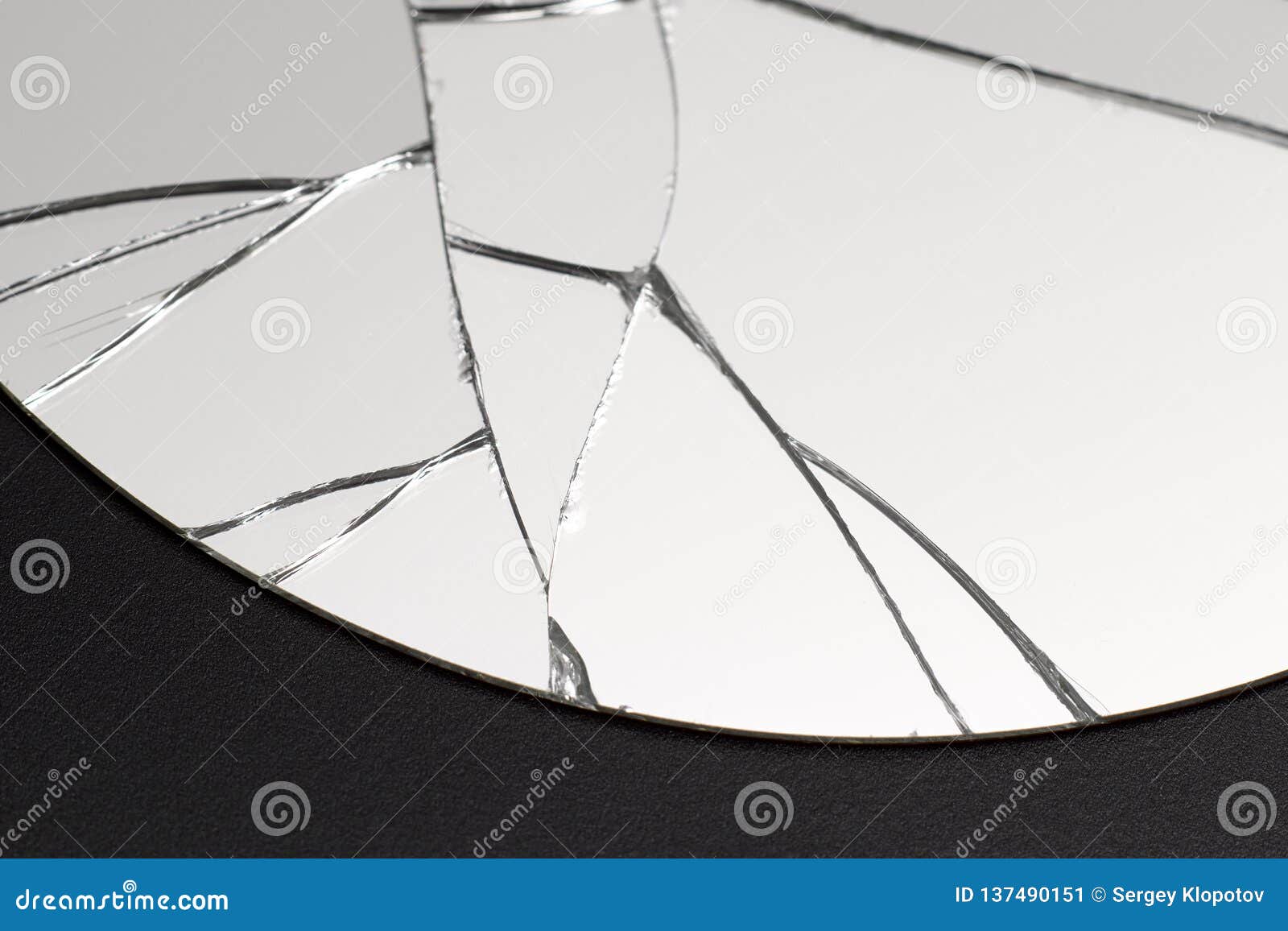 Quebra E Espelho Quebrado Em Uma Imagem Da Vista Dianteira Imagem de ...