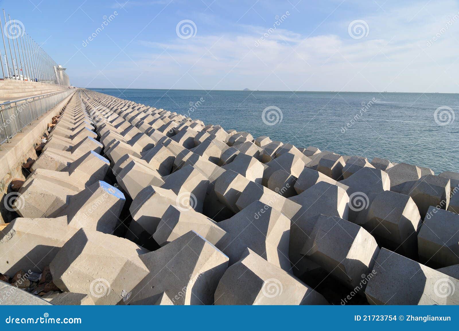 Quebra-mar foto de stock. Imagem de muro, parede, pesado - 21723754