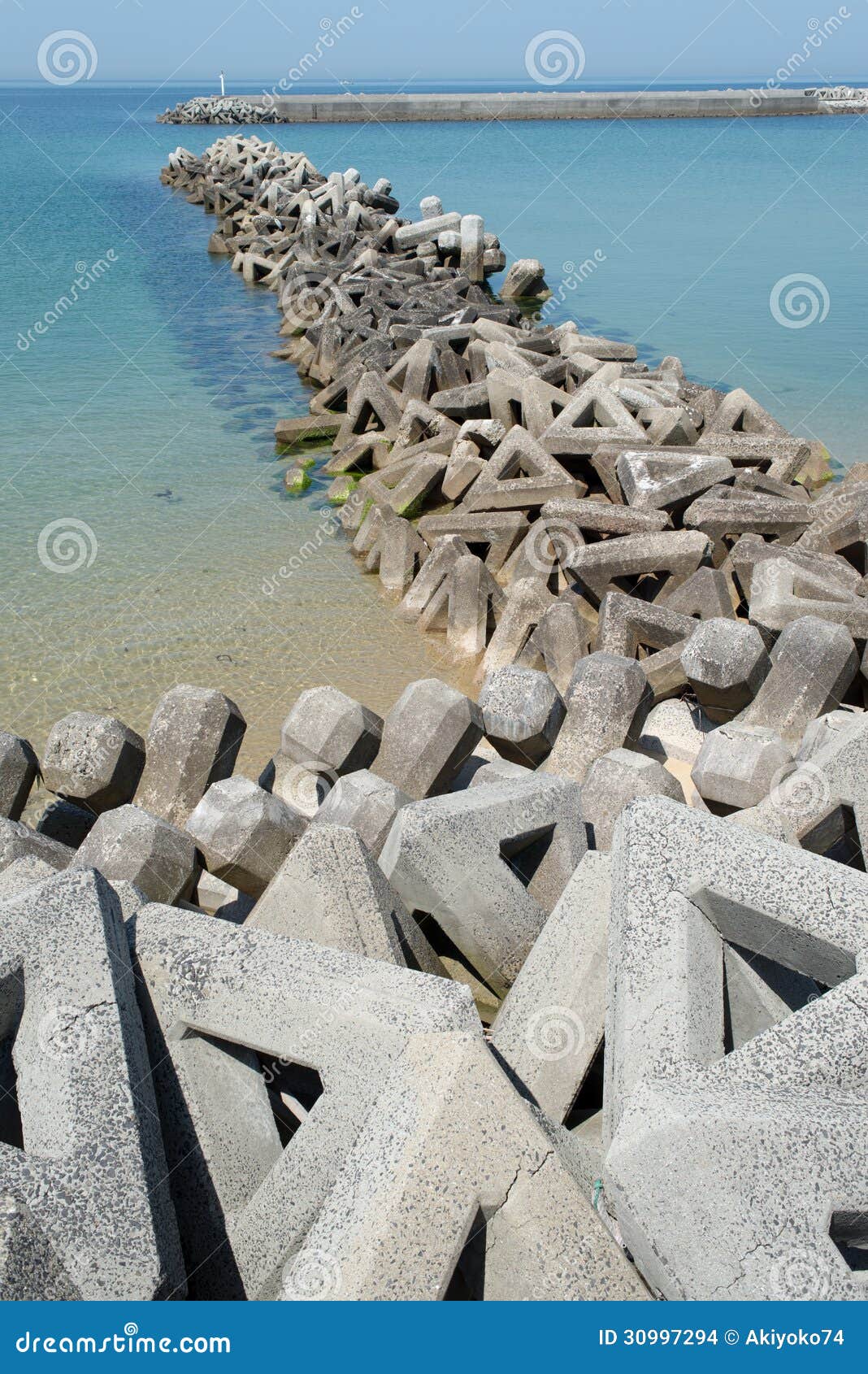 Quebra-mar Com Blocos De Cimento Foto de Stock - Imagem de nave, azul ...