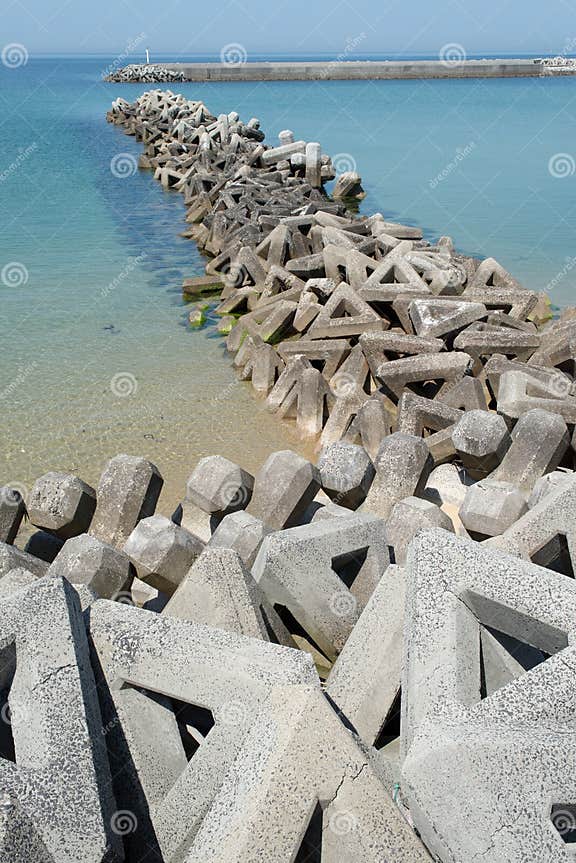 Quebra-mar Com Blocos De Cimento Foto de Stock - Imagem de nave, azul ...