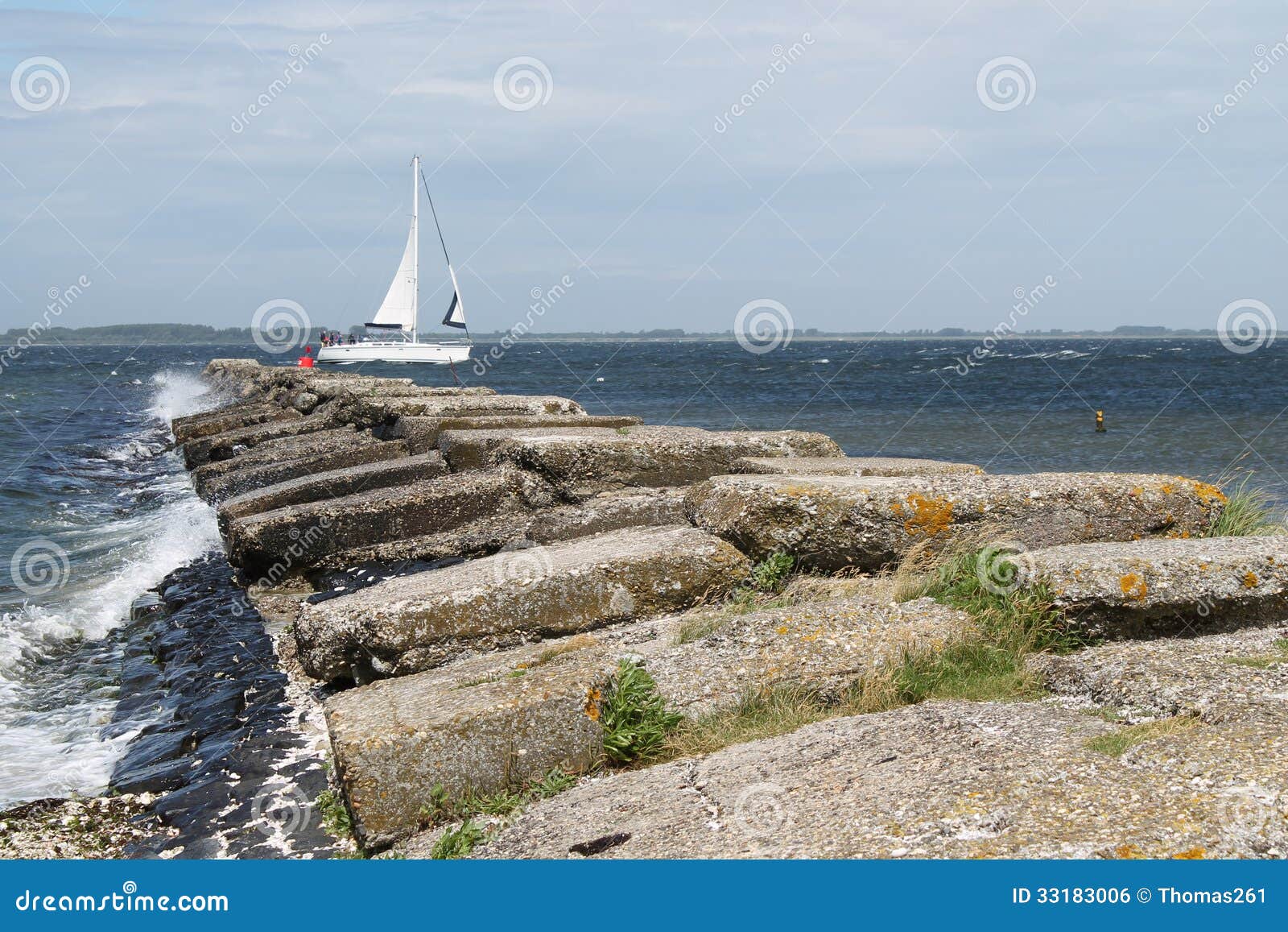 Quebra-mar com um barco foto de stock. Imagem de barco - 33183006
