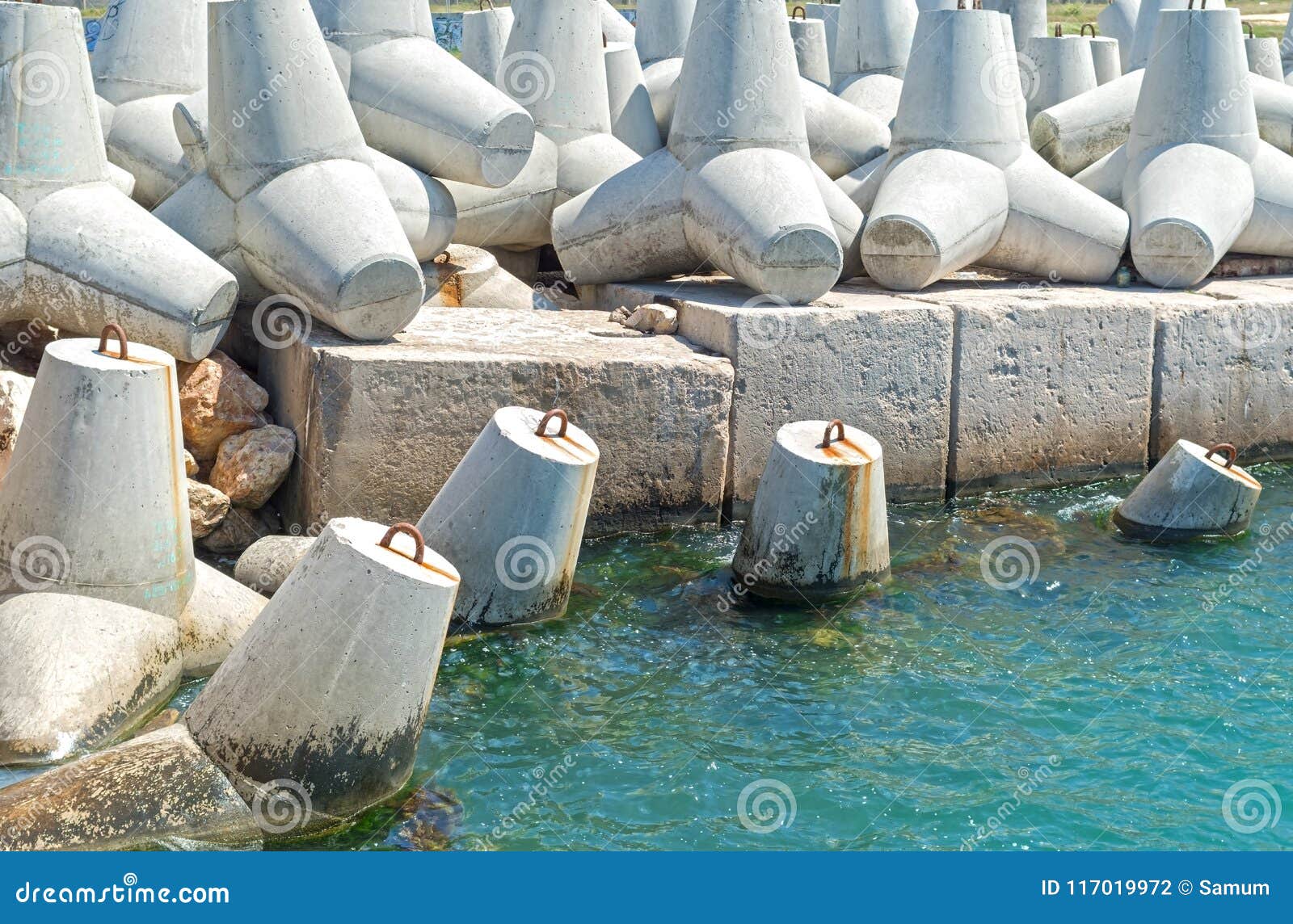 Quebra-mar grande no mar foto de stock. Imagem de azul - 117019972