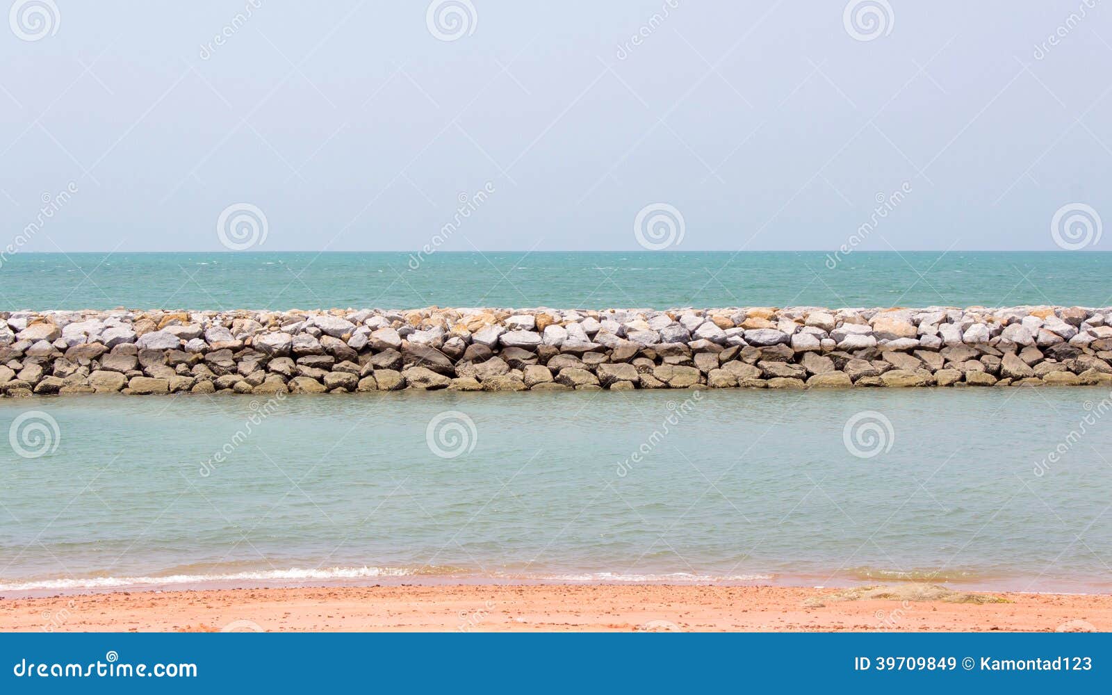 Quebra-mar no mar imagem de stock. Imagem de europa, movimento - 39709849