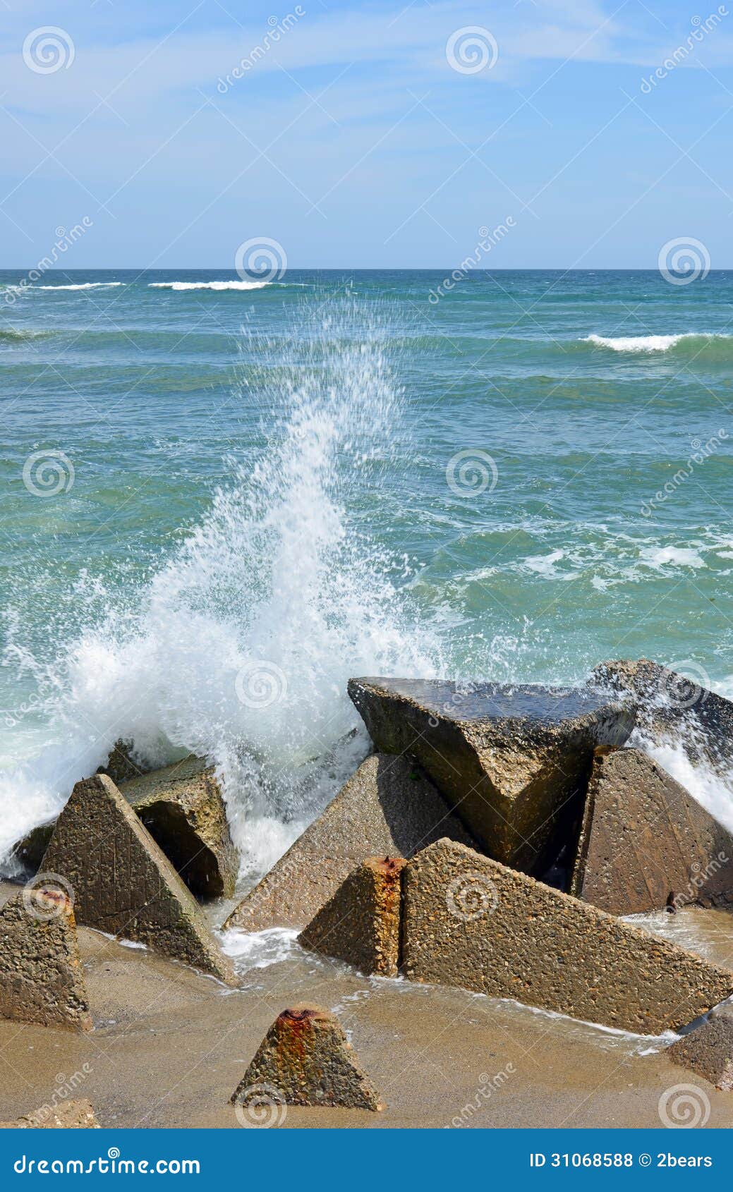 Quebra-mares Na Costa De Mar Foto de Stock - Imagem de onda, ângulo ...