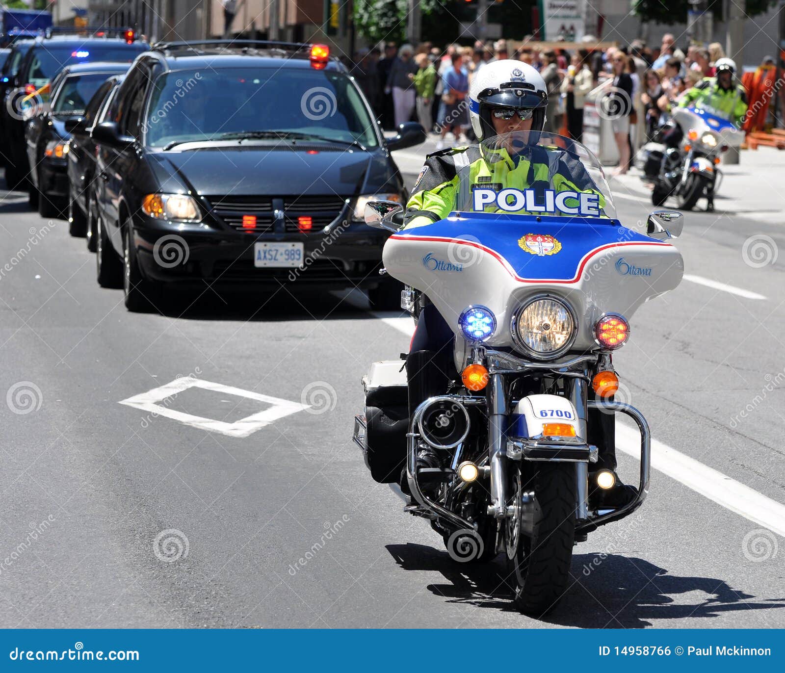 Queen Elizabeth motorcade editorial photo. Image of head - 14958766