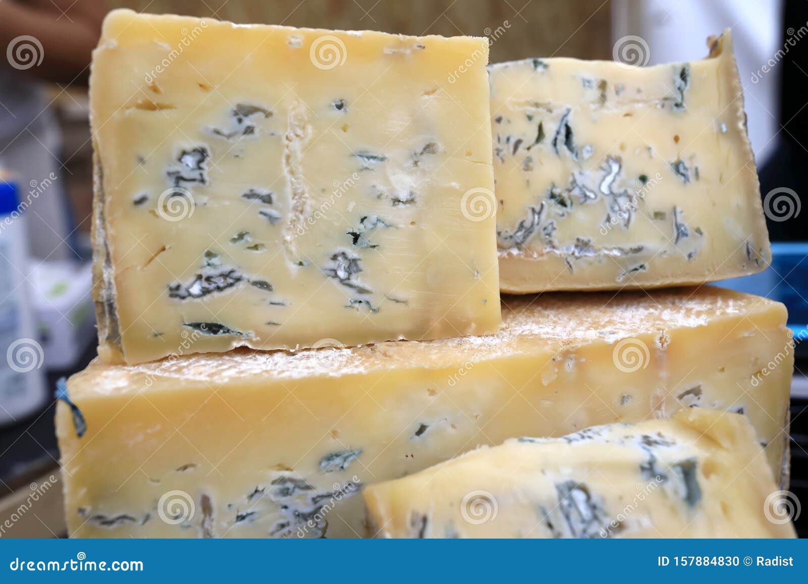 Queijo azul no mercado foto de stock. Imagem de alimento - 157884830