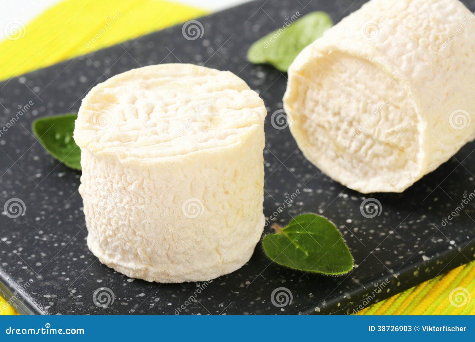 Queijo De Crottins De Chevre Imagem de Stock - Imagem de queijo, folhas ...