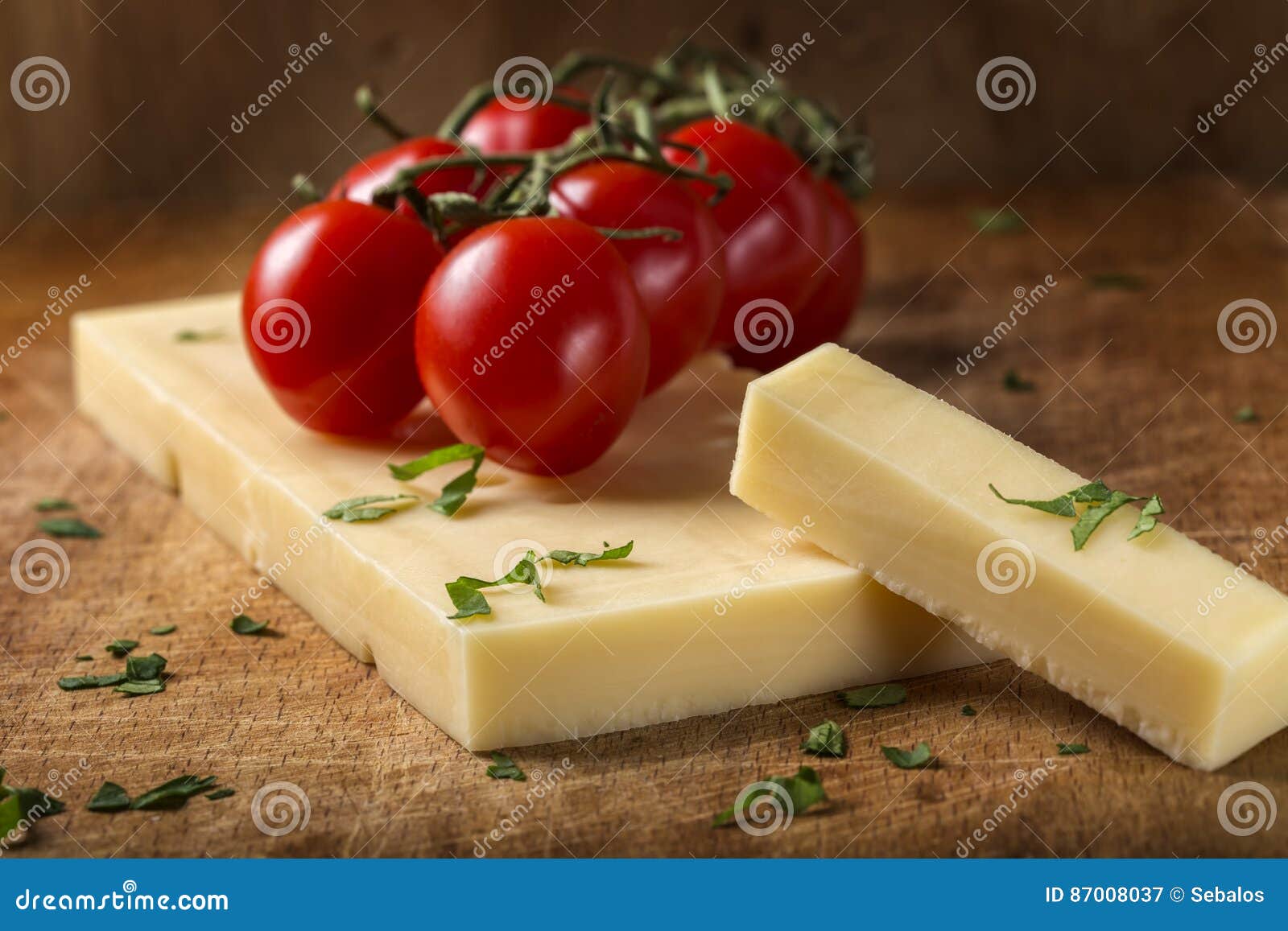 Queijo Do Emmental Com Tomates E Ervas De Cereja Na Madeira Imagem de ...