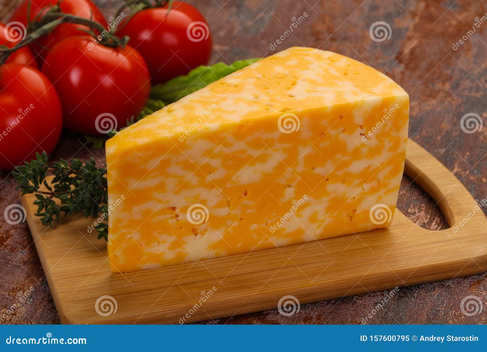 Queijo magro e delicado imagem de stock. Imagem de madeira - 157600795