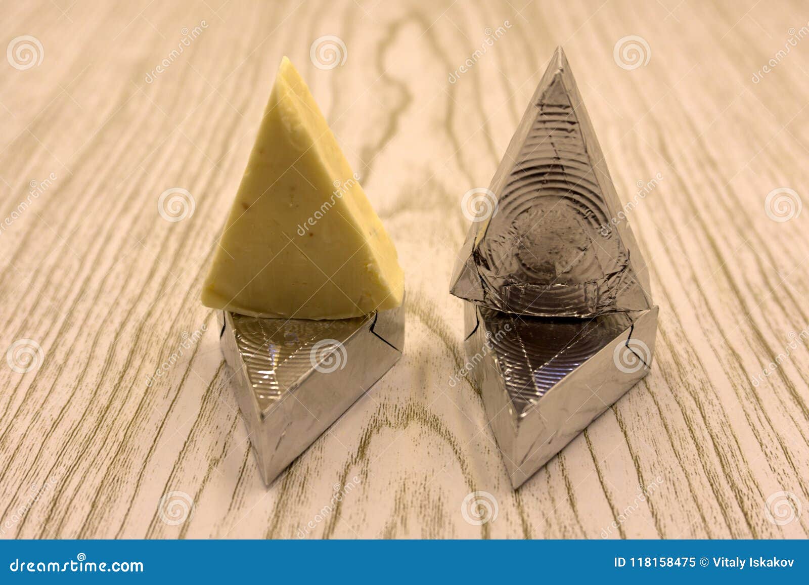 Queijo Processado Triangular Isolado No Fundo Branco Imagem de Stock ...