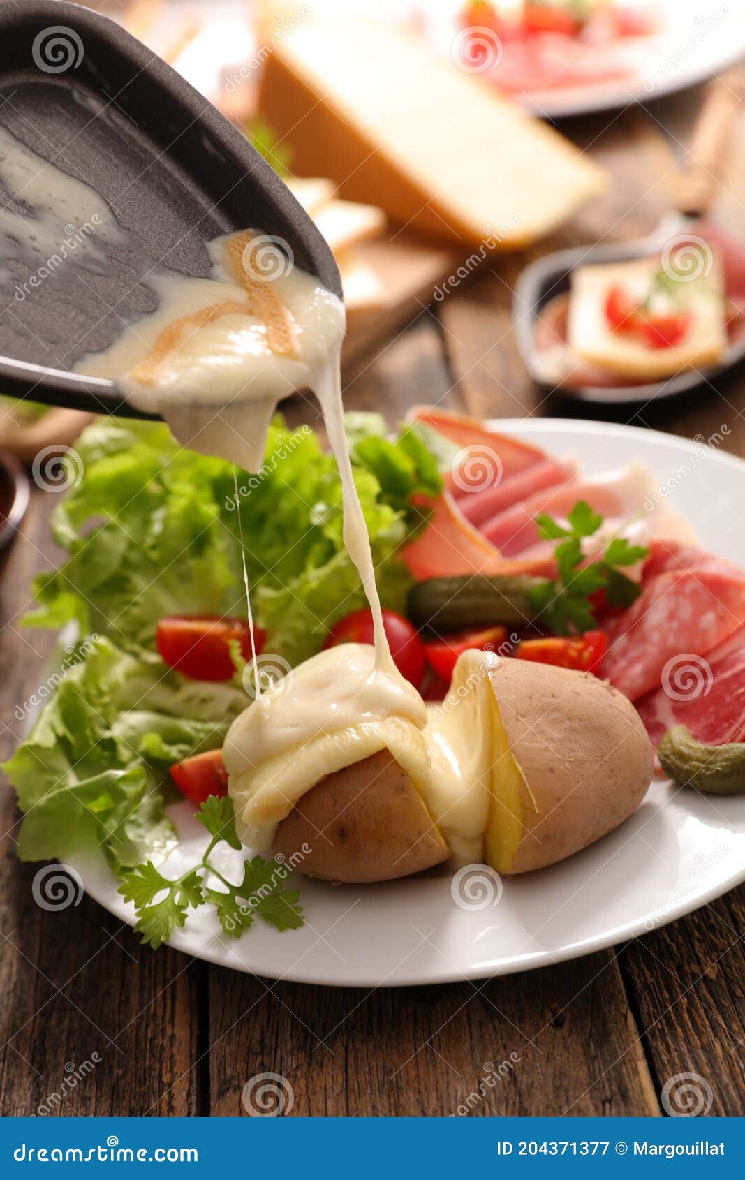 Queijo raclette com batata imagem de stock. Imagem de derretimento ...