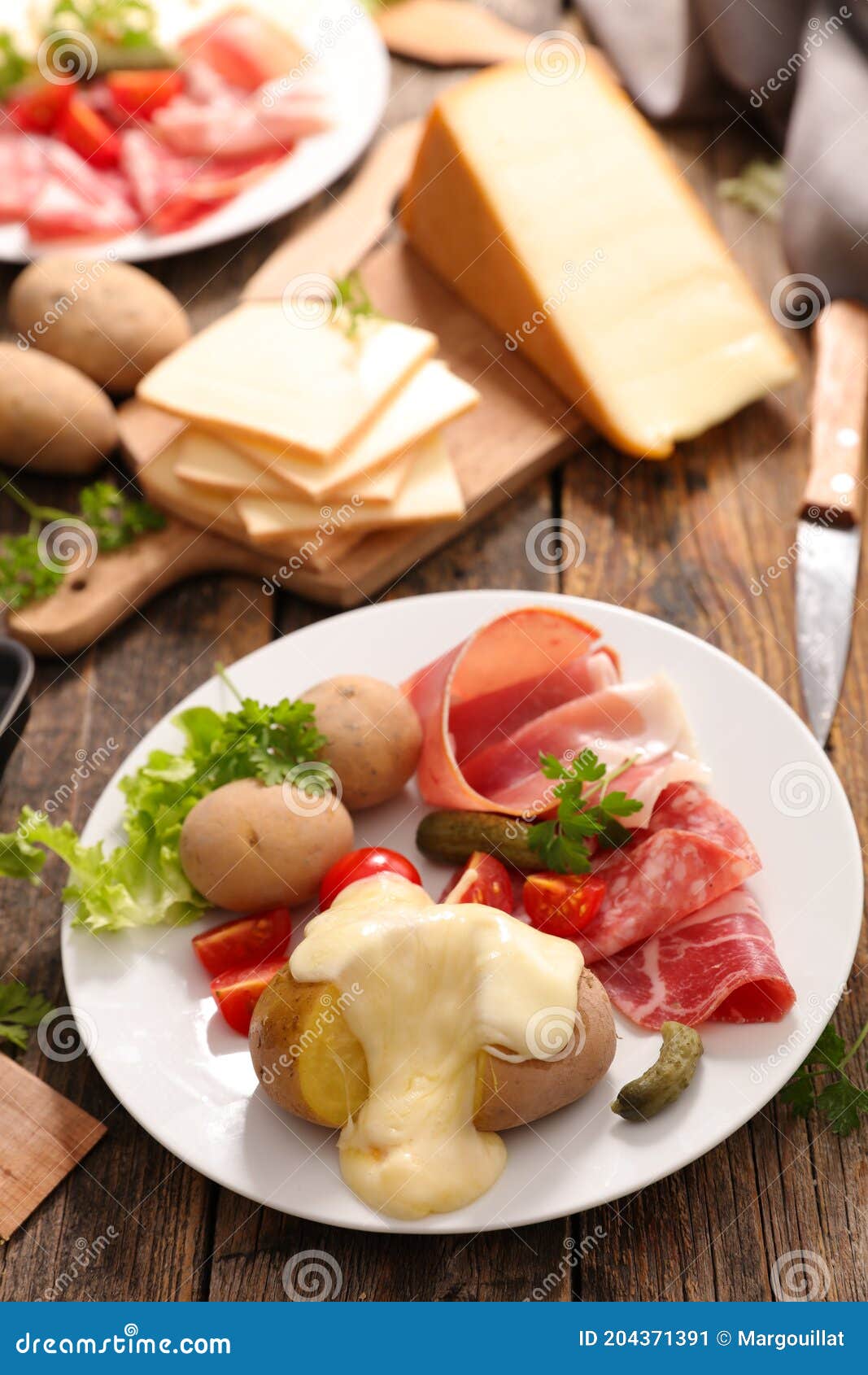 Queijo raclette com batata imagem de stock. Imagem de comer - 204371391