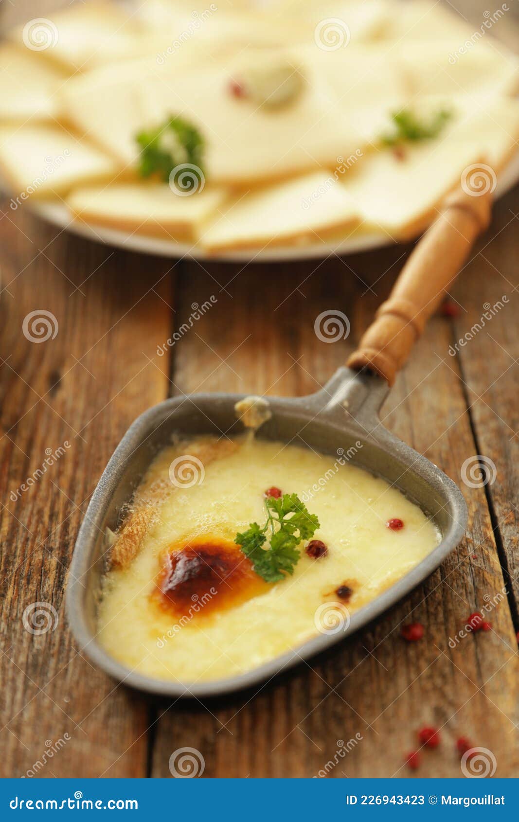 Queijo raclette derretido imagem de stock. Imagem de queijo - 226943423