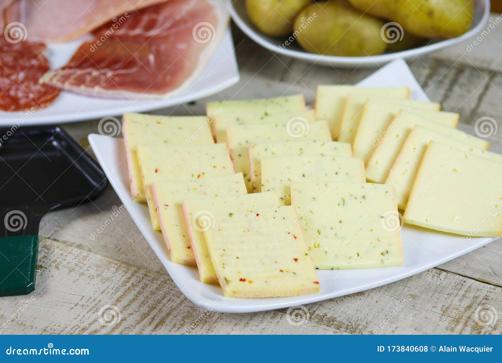 Queijo raclette foto de stock. Imagem de pimenta, montanha - 173840608