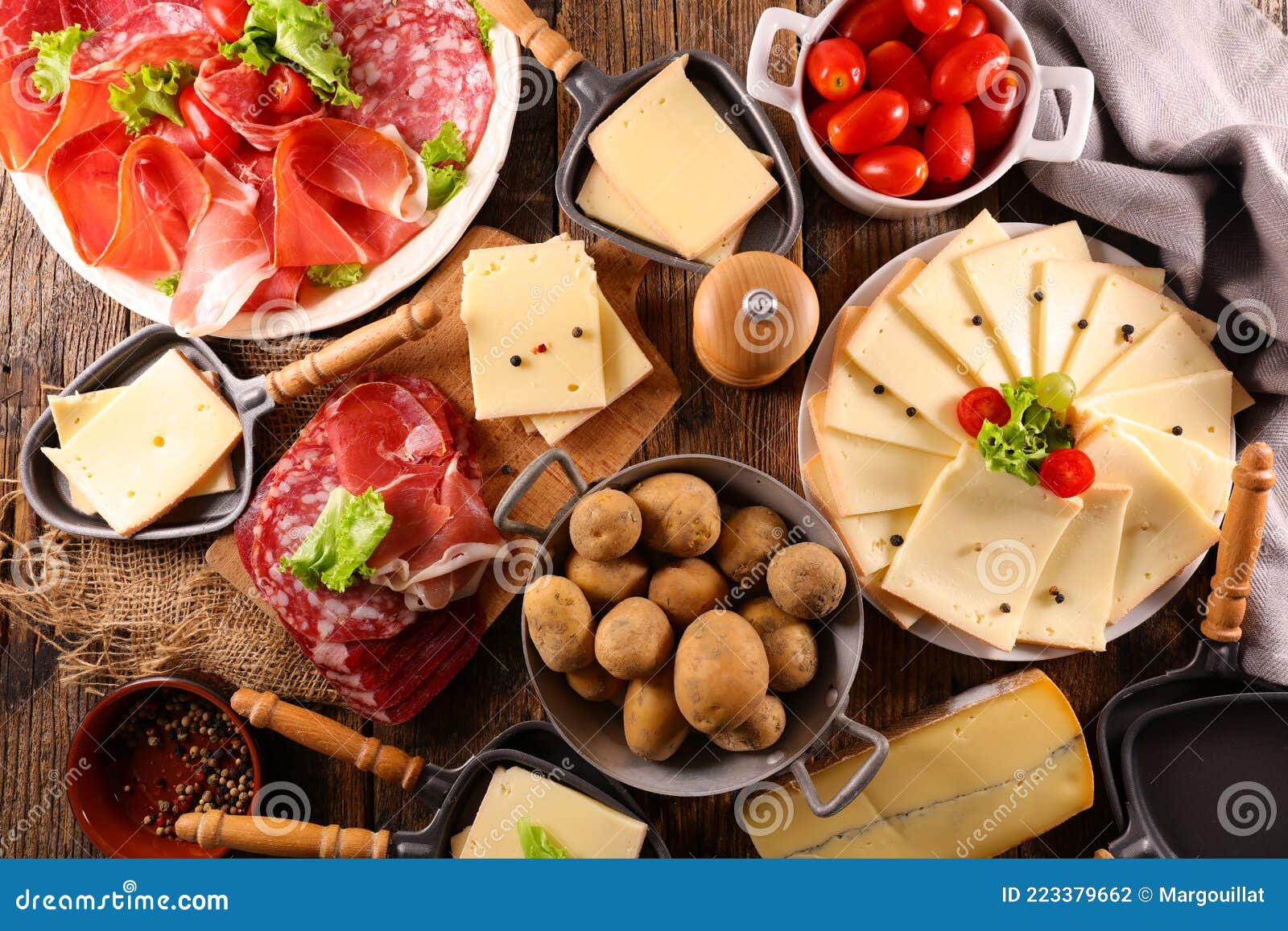 Queijo raclette foto de stock. Imagem de queijo, salsicha - 223379662