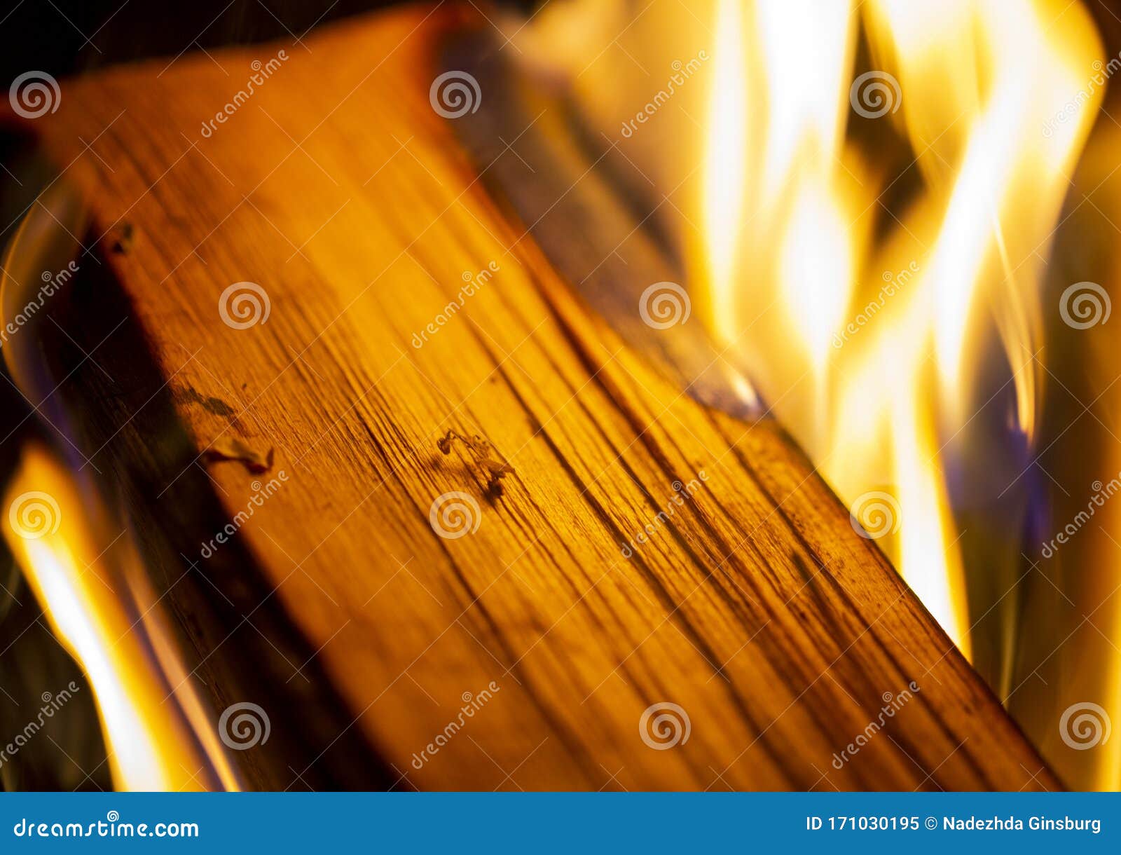 Queima de madeira imagem de stock. Imagem de brilhante - 171030195