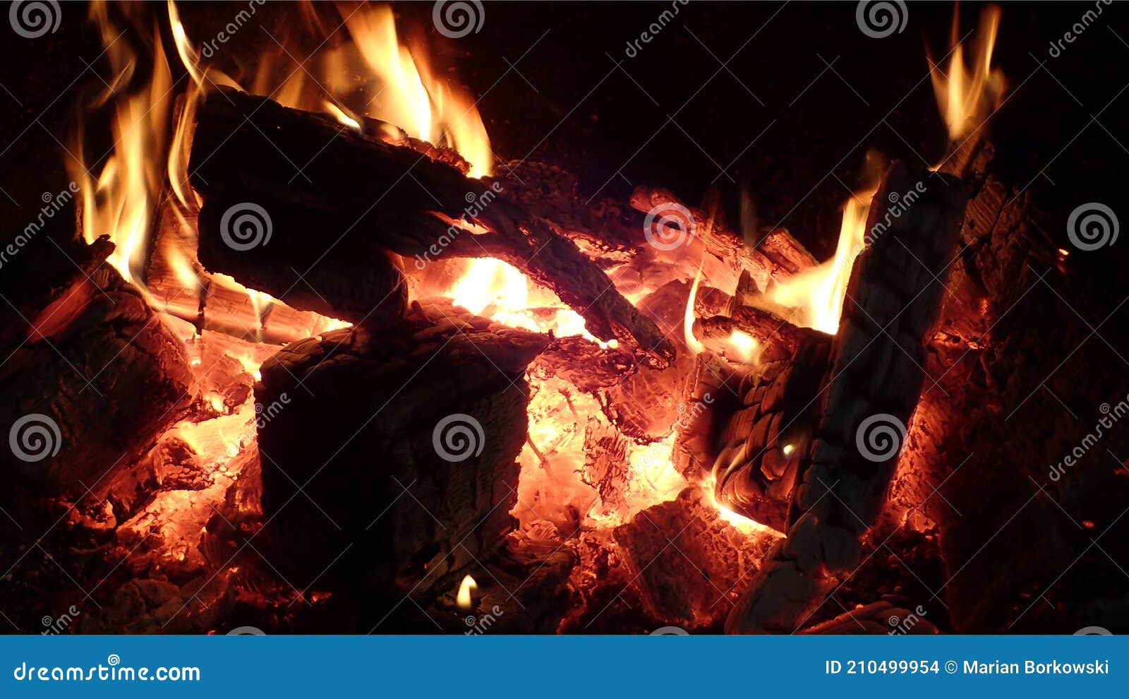 Queima De Madeira Queimada Na Lareira Foto de Stock - Imagem de calor ...