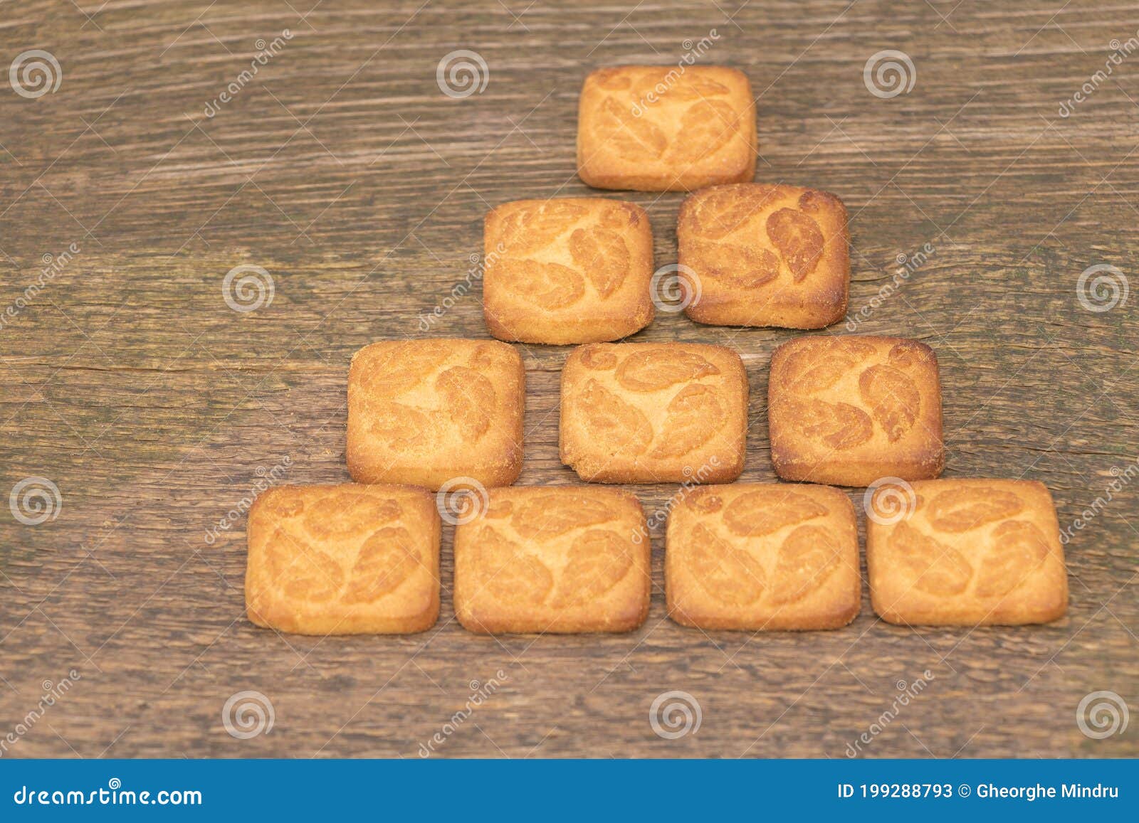 Quelques Biscuits Sur Fond De Bois En Forme De Pyramide Image stock ...