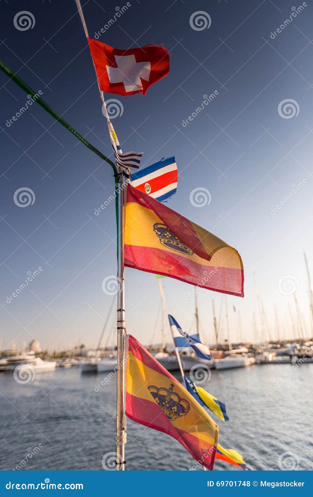 Quelques Drapeaux Nationaux Flottant Sur La Corde Photo stock - Image ...