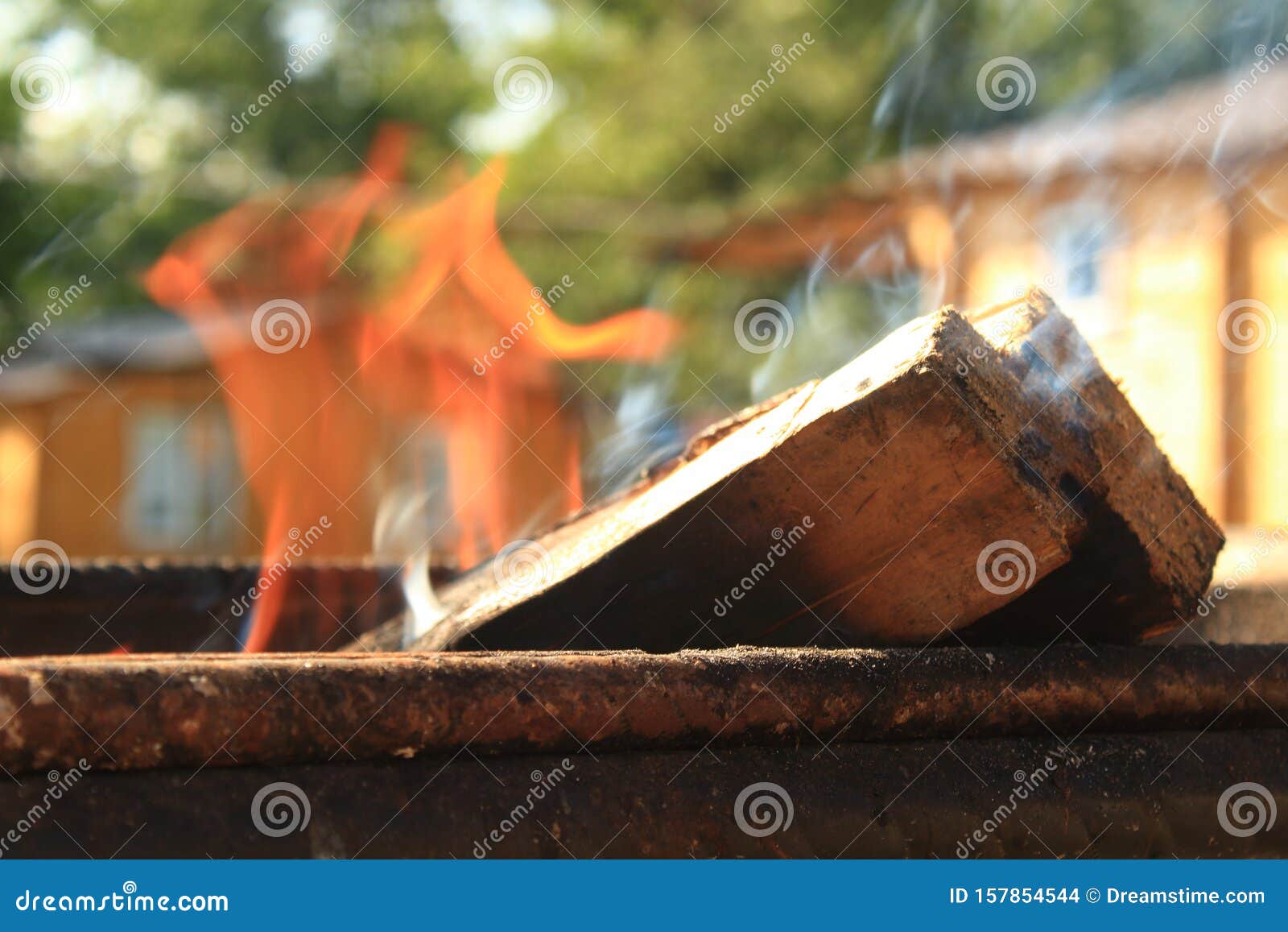 Quema De Madera En El Asador Foto de archivo - Imagen de caliente ...