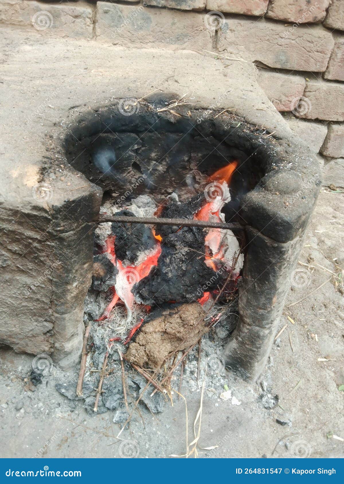 Quema De Madera En La Estufa De Arcilla Imagen de archivo - Imagen de ...